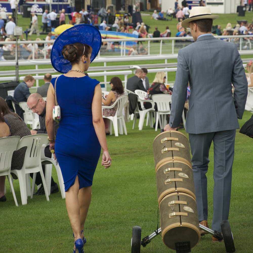 Picnic Trolley - Gourmet Trolley for 4 People | Key Features, Price ...
