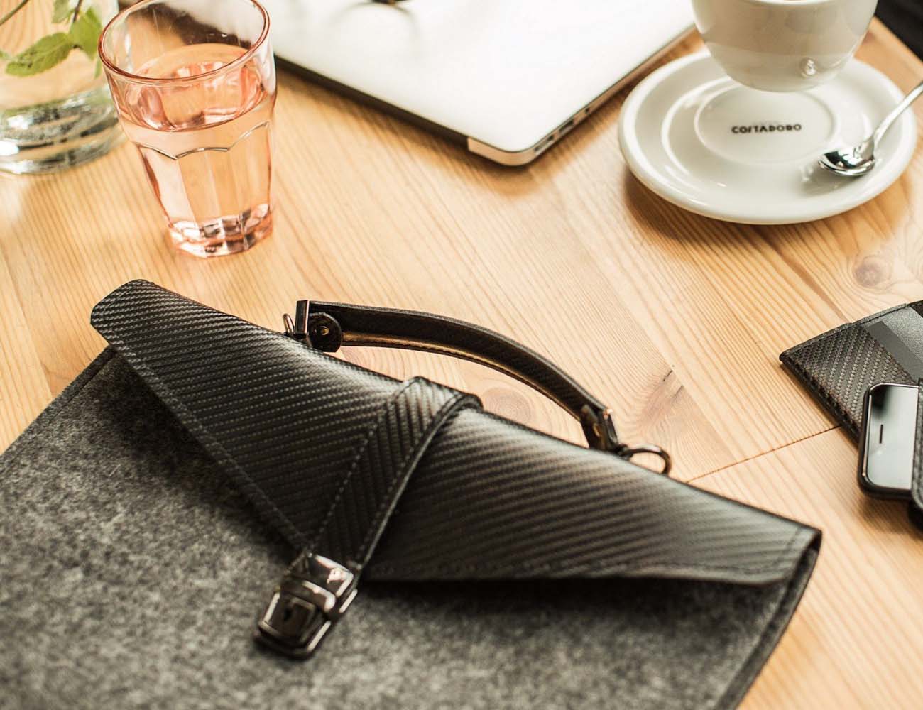 Slim Laptop/Tablet Case by ÉSTIE | Key Features, Price & Alternatives