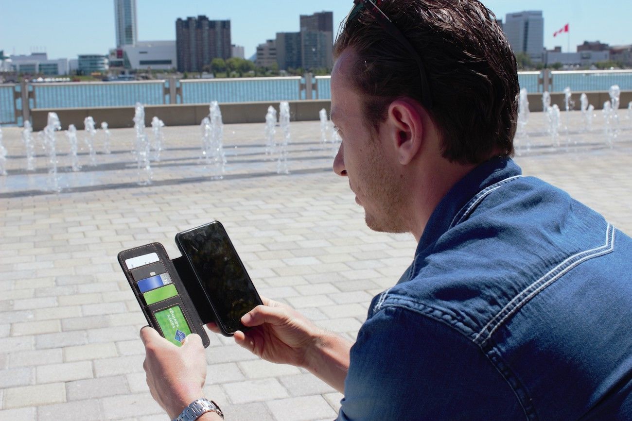 CHARGLESS Solar Powered Smartphone Wallet Case » Gadget Flow