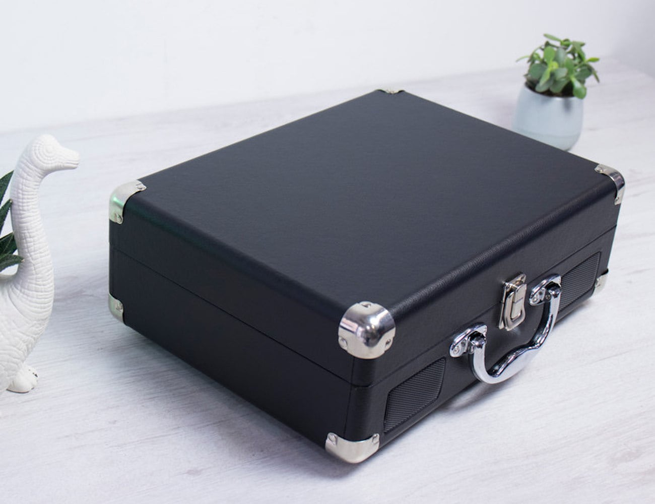 Global Gizmos Retro Portable Briefcase Turntable | Key Features, Price ...