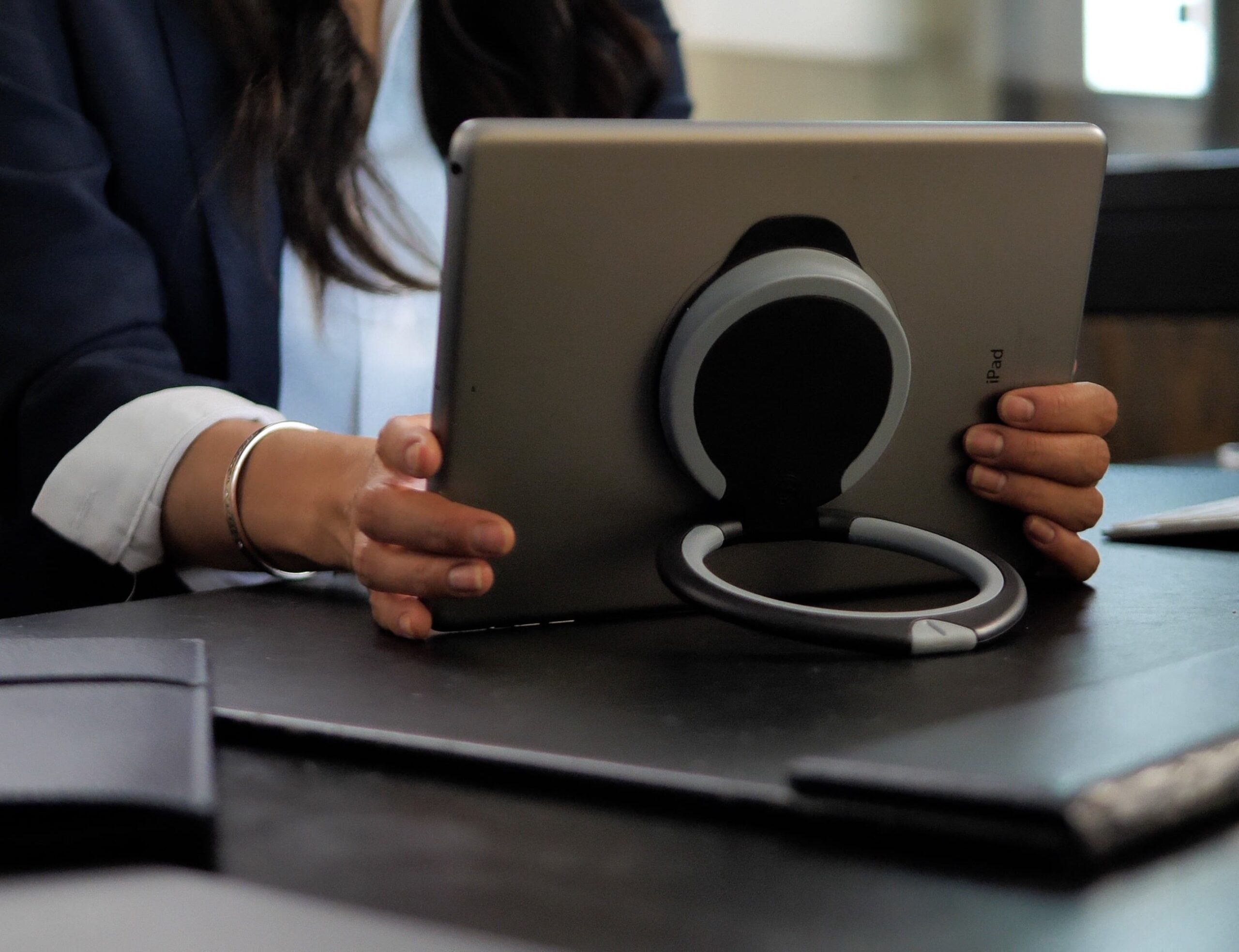 Handle Plus All-in-One Tablet Stand | Key Features, Price & Alternatives