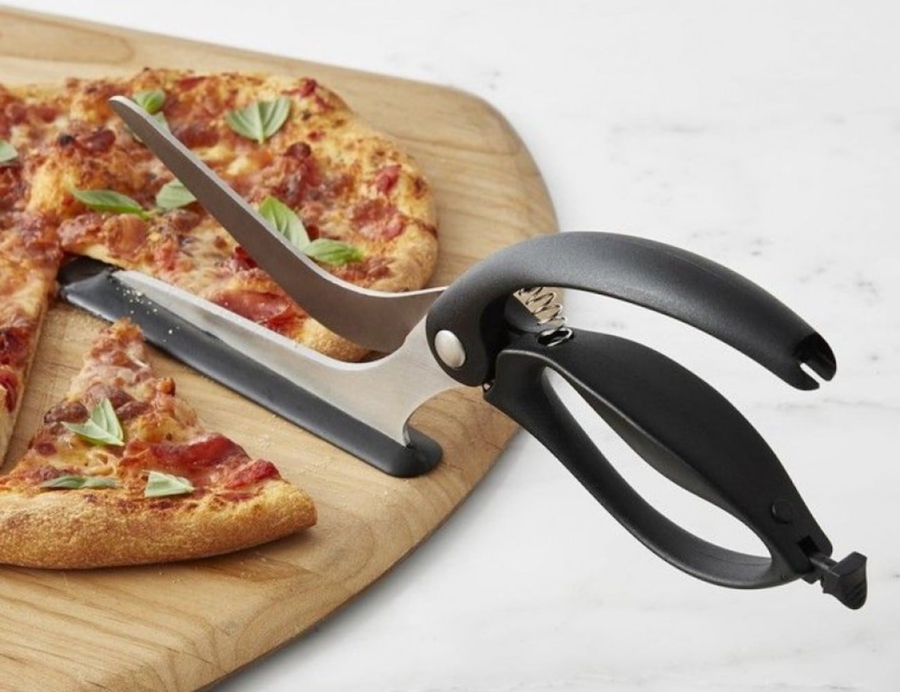 This pizza cutter spatula is the clean pizza slicer you've been waiting for
