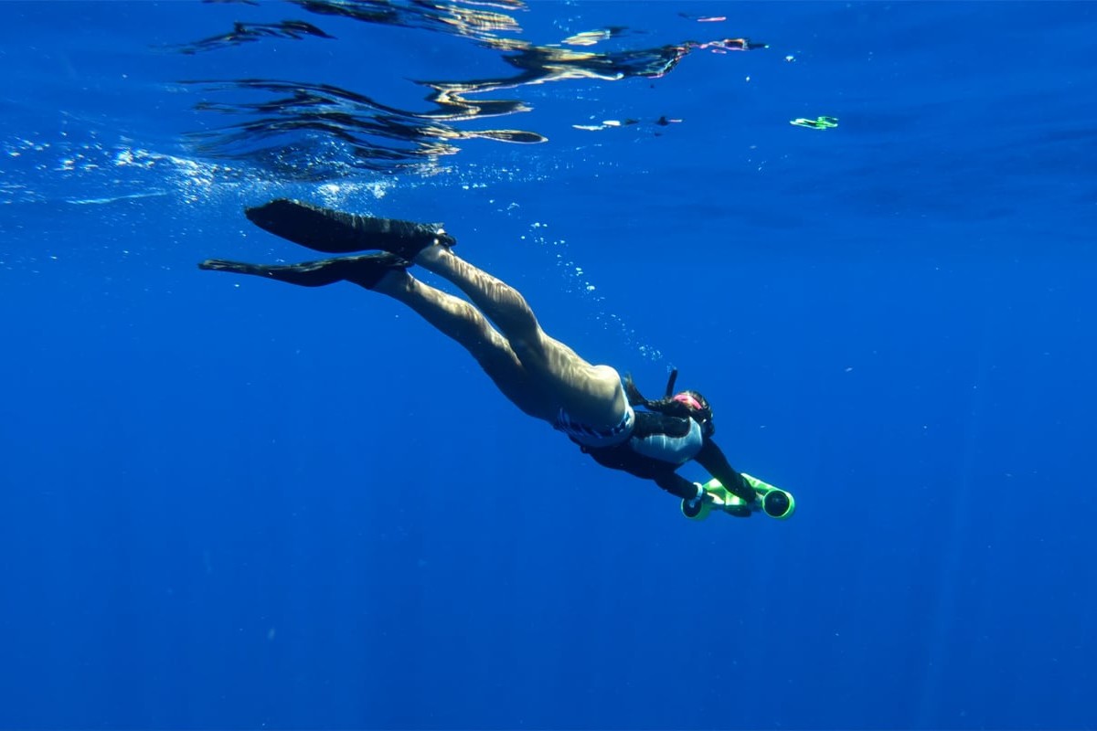 This Ultra-Fast Underwater Sea Scooter Takes You 100 Feet Deep