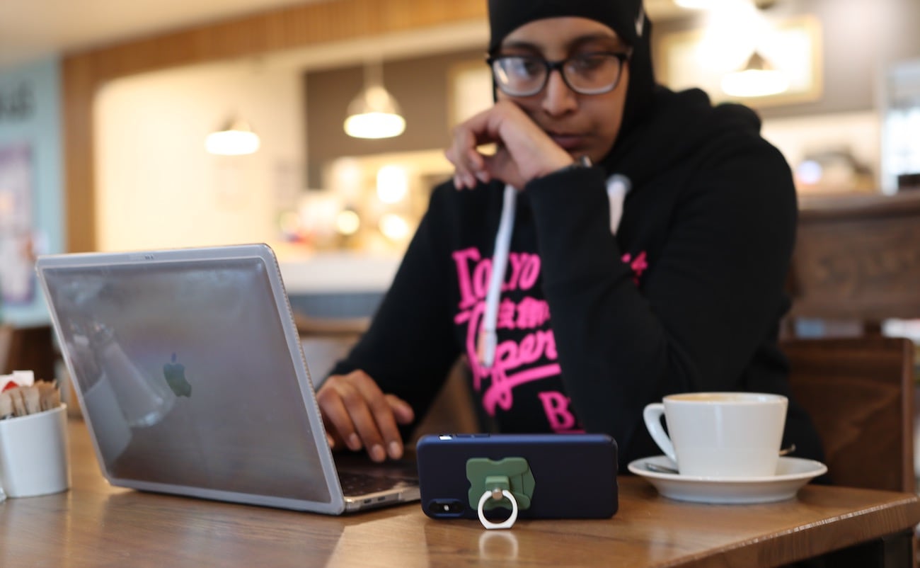 Stop Dropping Your Phone with this Hands-Free Phone Accessory