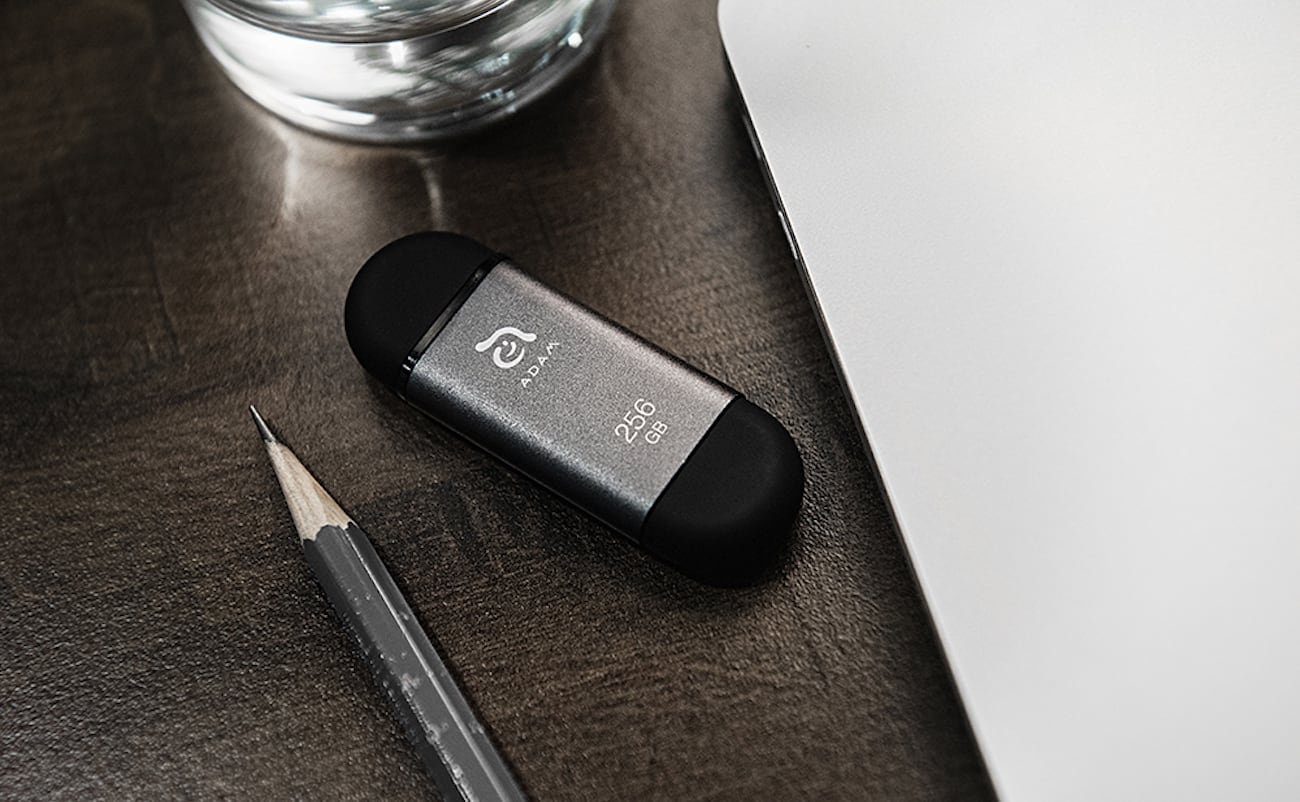 This Lightning Flash Drive Makes Sharing Files Easier