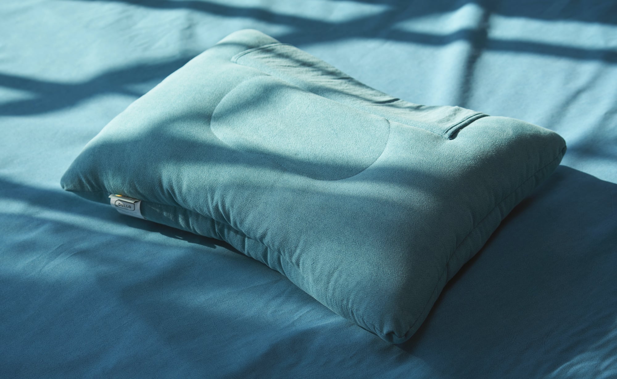This Cooling Pillow Stays at a Low Temperature for 8 Hours