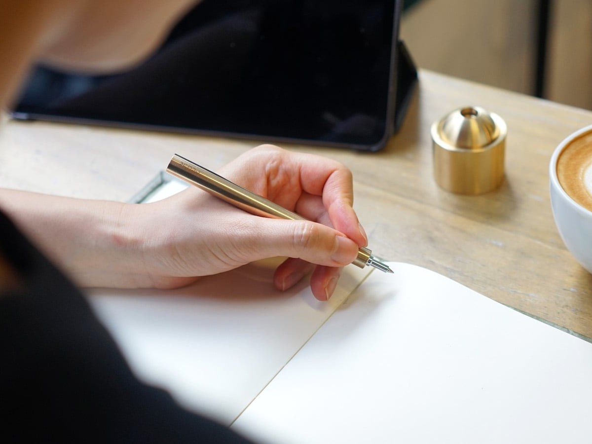 This Desktop and Travel Pen Is a Sleek Accessory