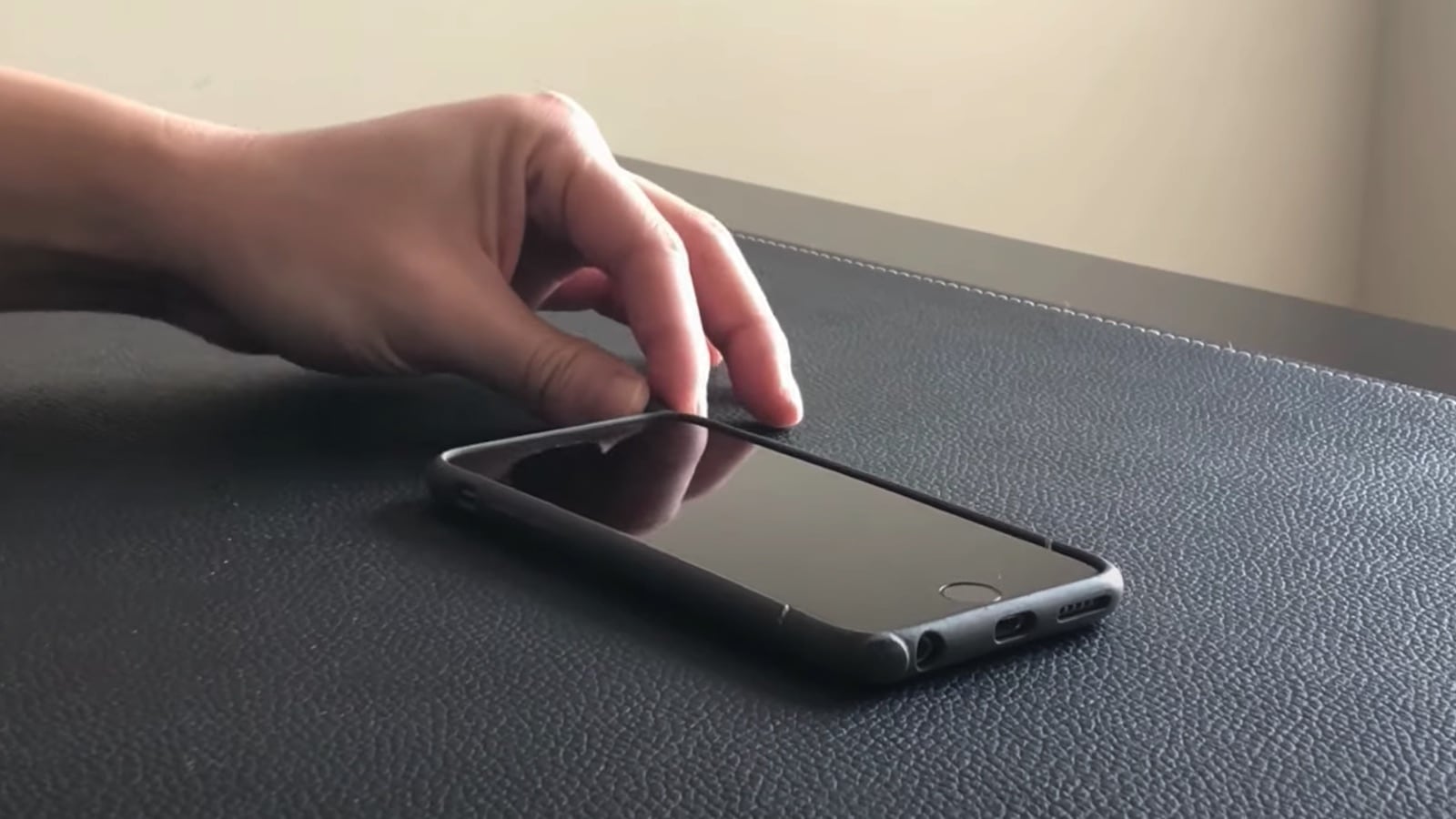 This Playful Phone Cover Has a 360º Rotating Corner