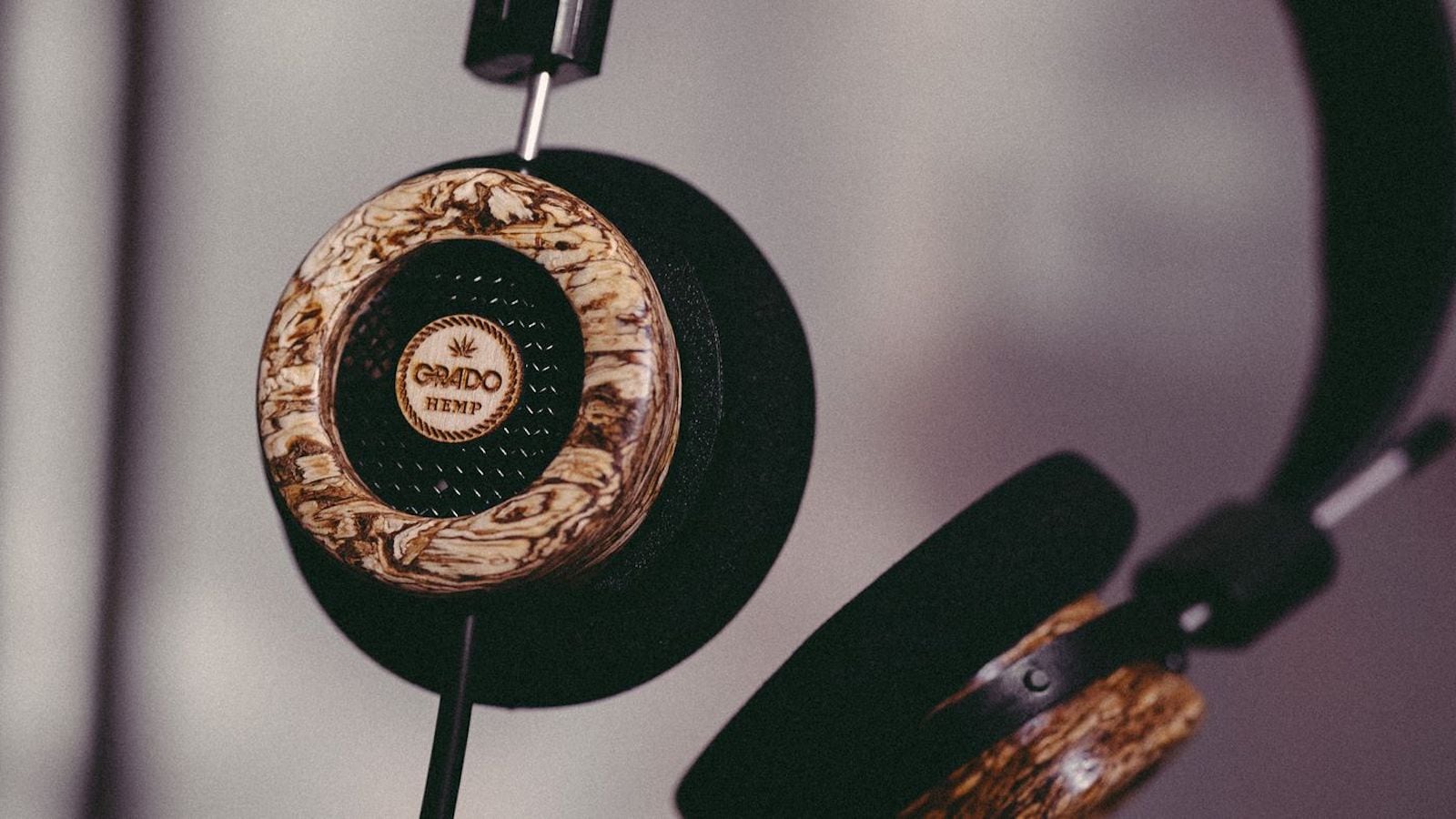 This Wooden Earphones Set Is Made of Hemp, Maple, & Leather