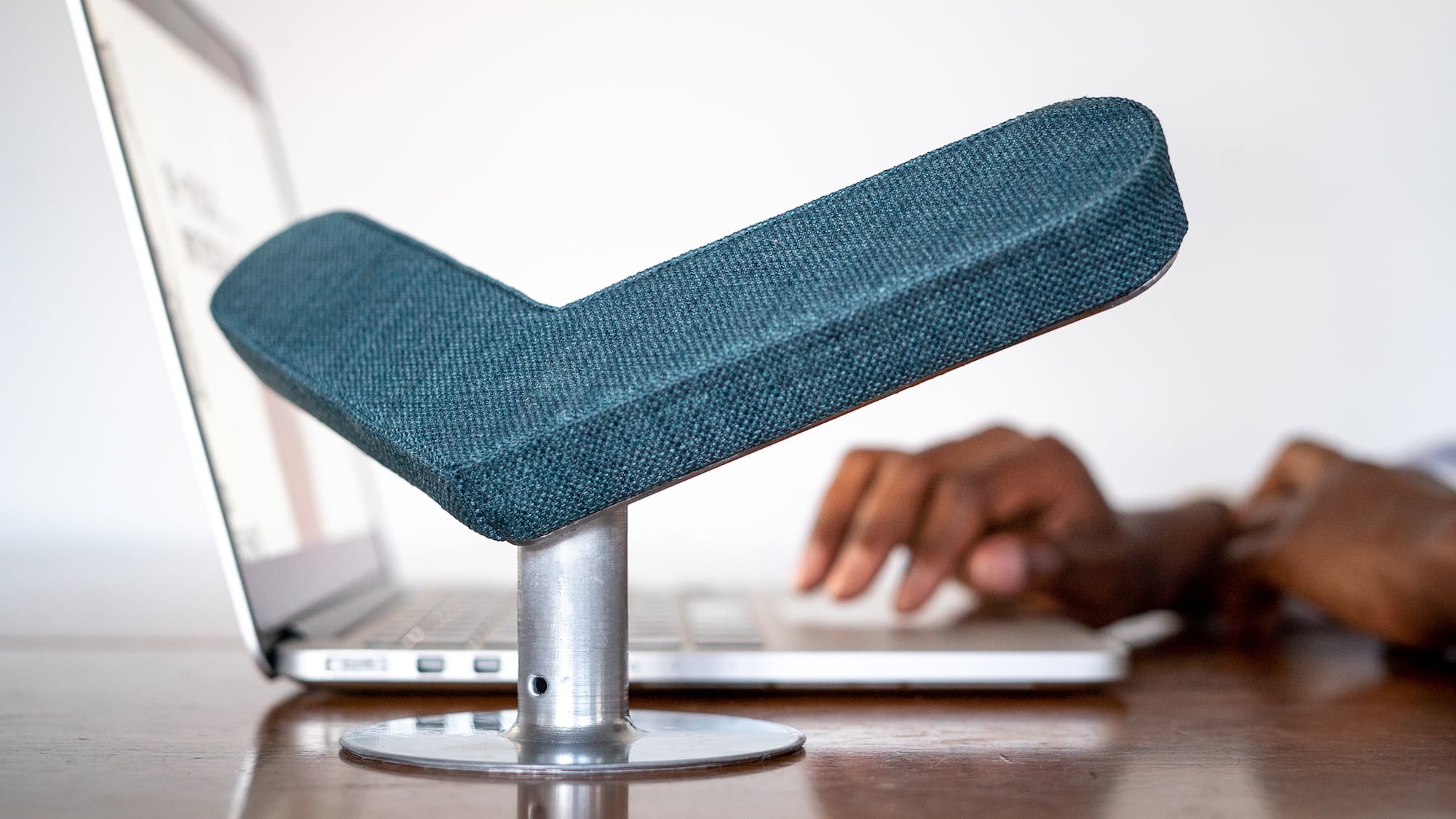 This Hand Heater Warms Up Your Fingers While You Type