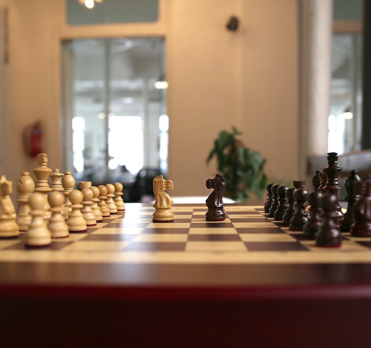 Square Off Kingdom Set wooden chessboard uses artificial intelligence ...