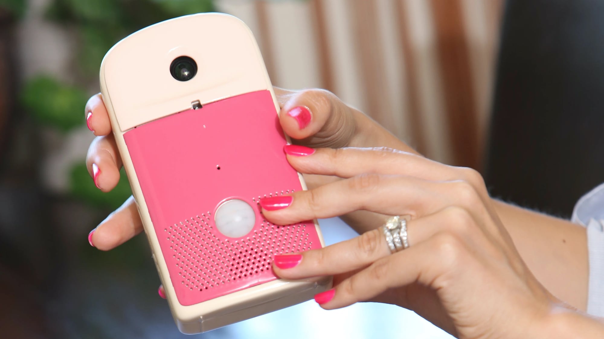 This emotionally intelligent camera is a must for loved ones | Key ...