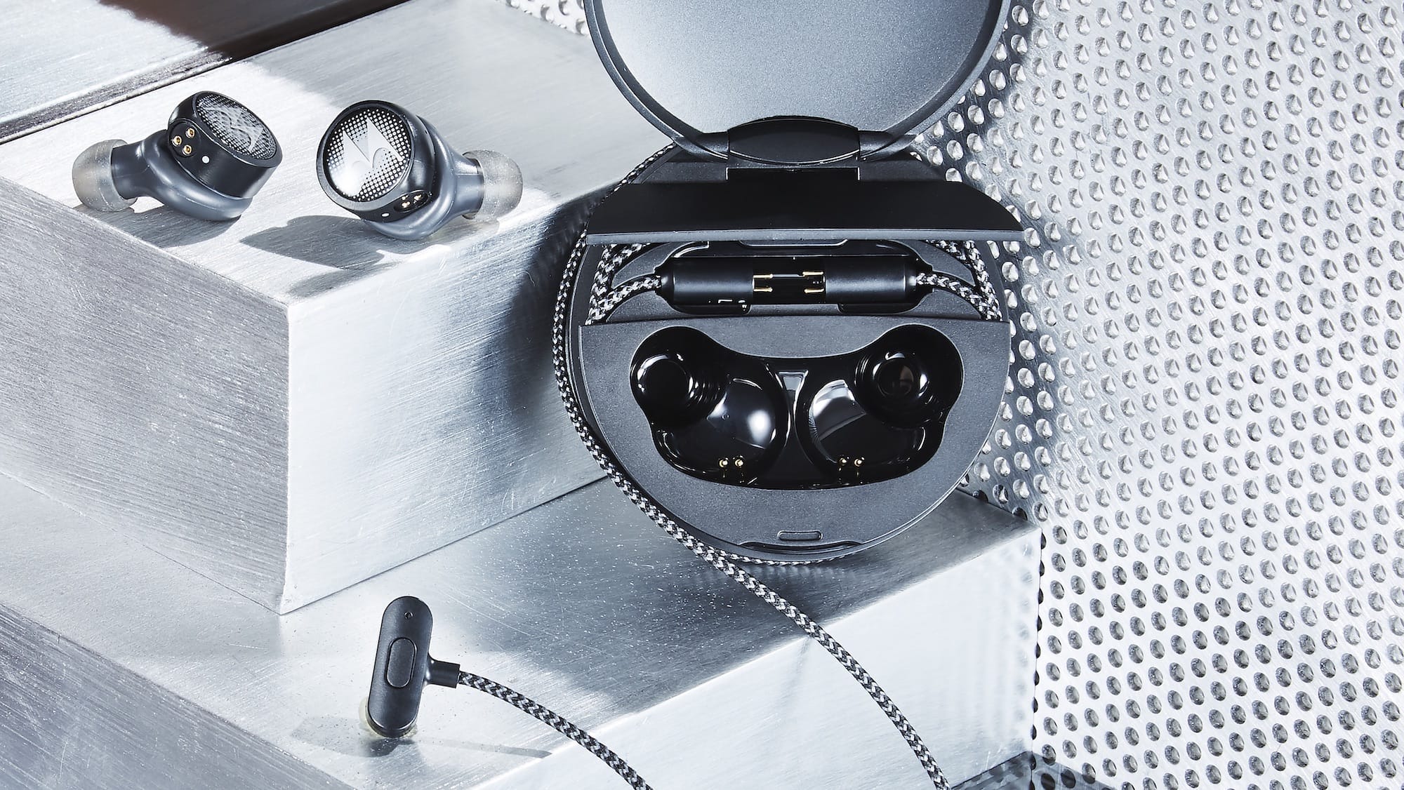 Motorola Tech3 True Wireless Earbuds offer an innovative 3-in-1 wearing ...