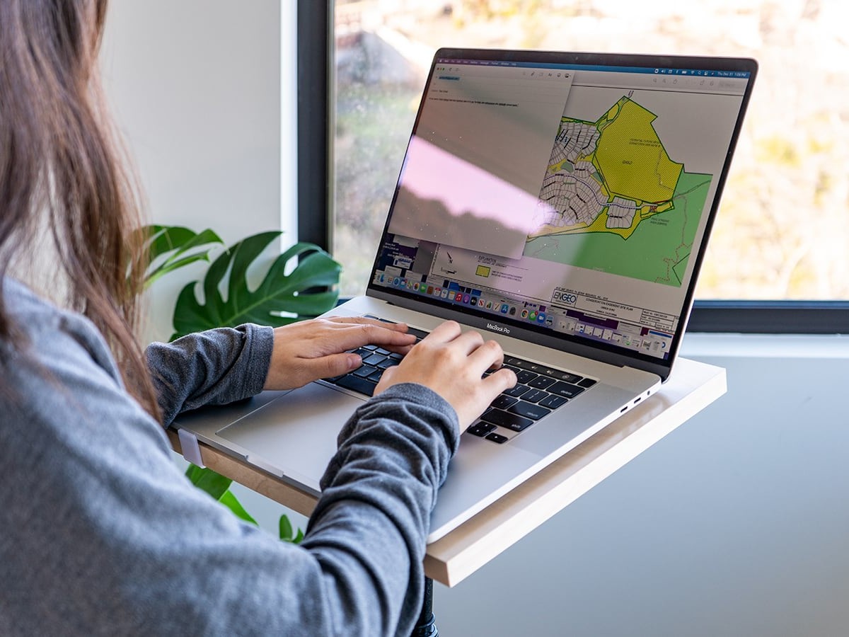 Intension Design Tripod Standing Desk has a lightweight, adjustable ...