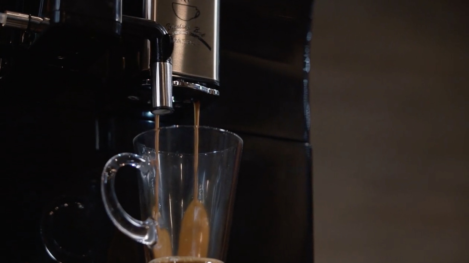 Barista Bot smart coffee machine makes your coffee at the touch of a ...