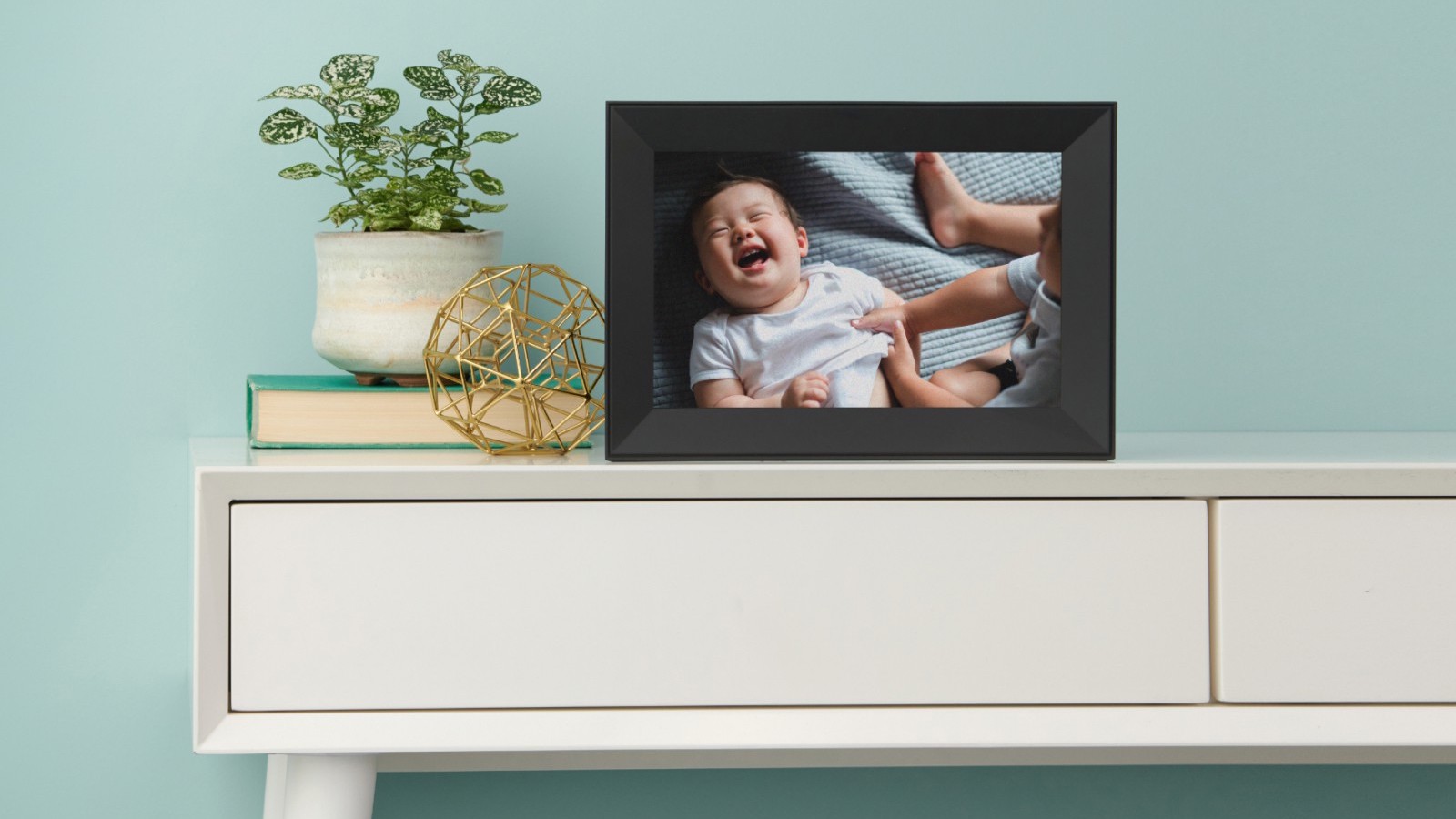 Aura Digital Photo Frames create a slideshow of your pictures to ...