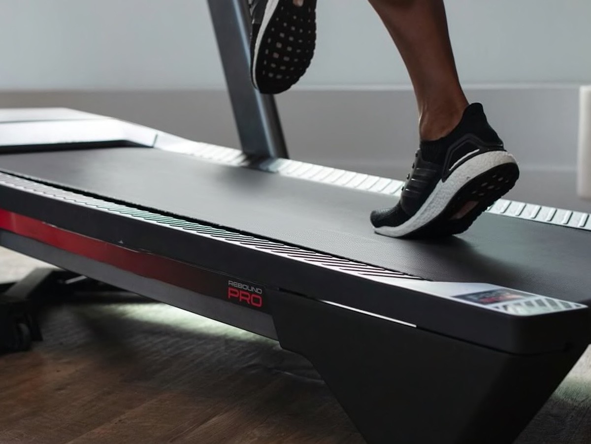 ProForm Pro 9000 high-tech treadmill features a 22” HD screen for ...