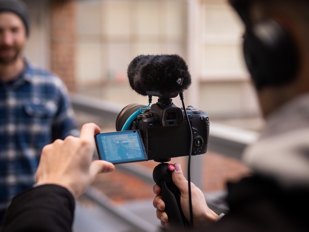 Sennheiser MKE 400 shotgun microphone is highly directional for better ...