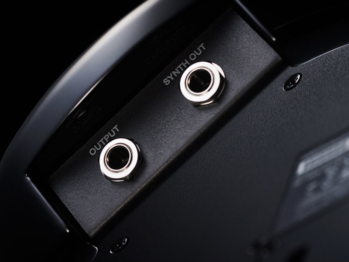 BOSS EURUS GS-1 electric guitar switches seamlessly between synthesizer ...