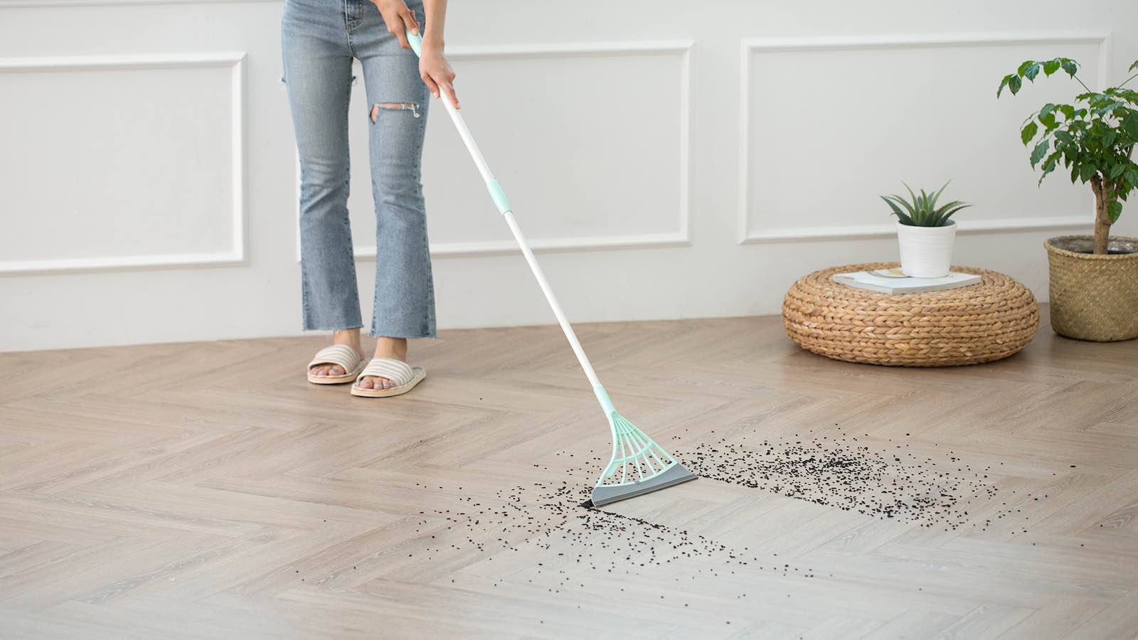 BROOMBI innovative broom has a 4-layered brush blade to clean more with ...
