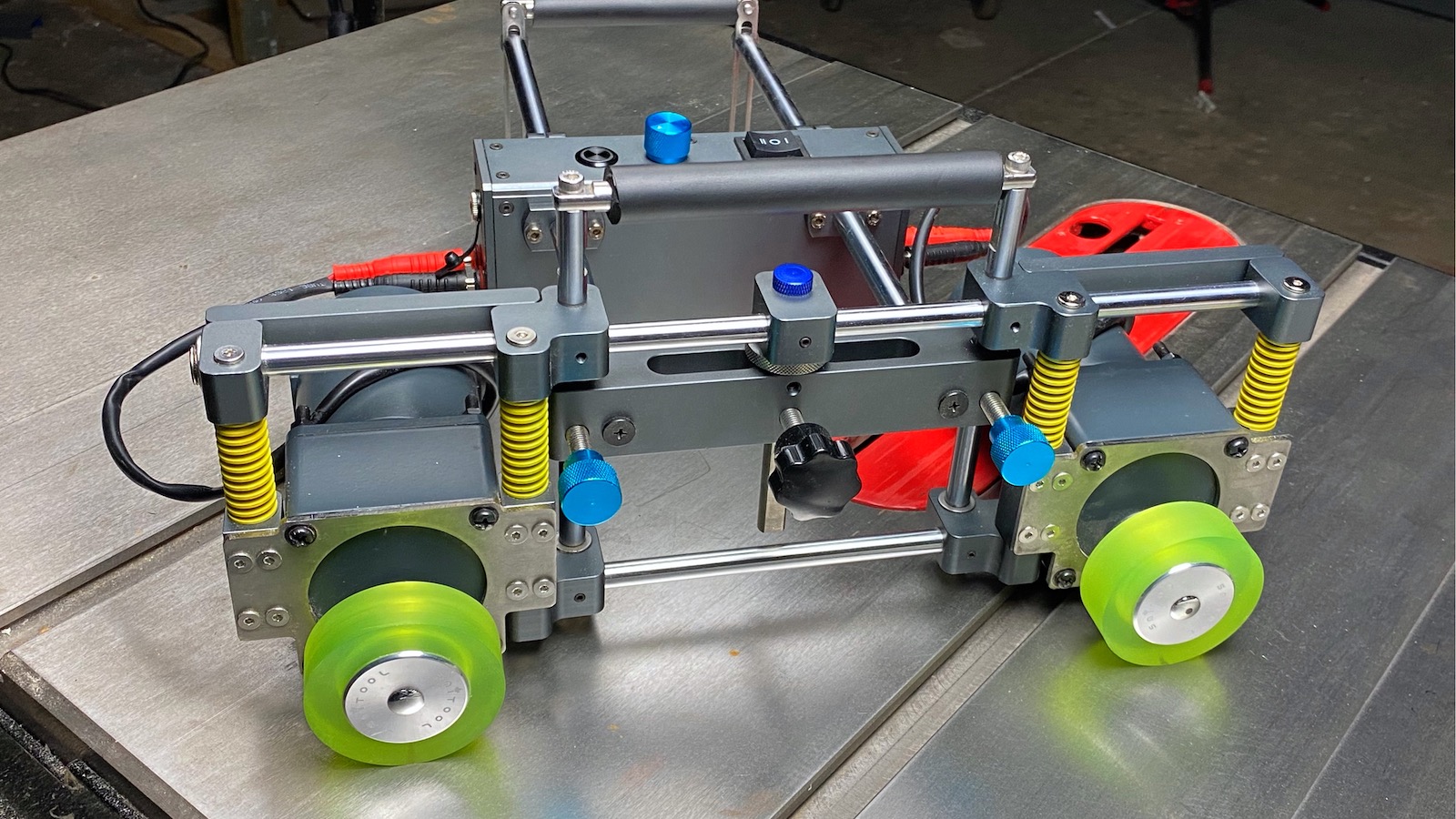 smitool woodworking feeder works on both table saws & milling tables ...