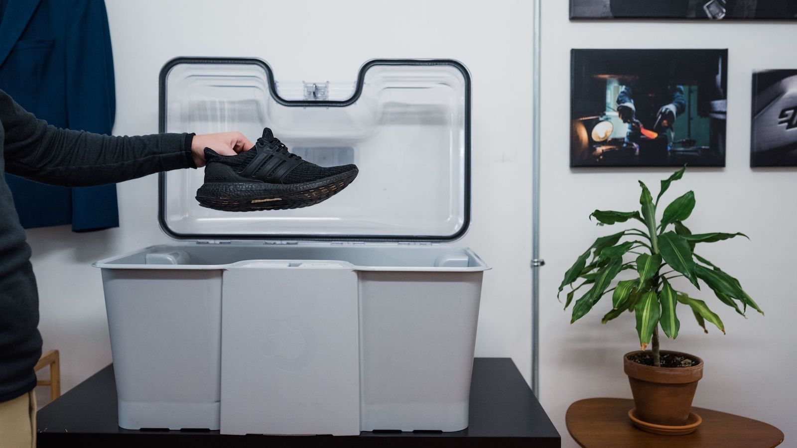 Nutroz enclosed ozone device eliminates odors from everyday items ...