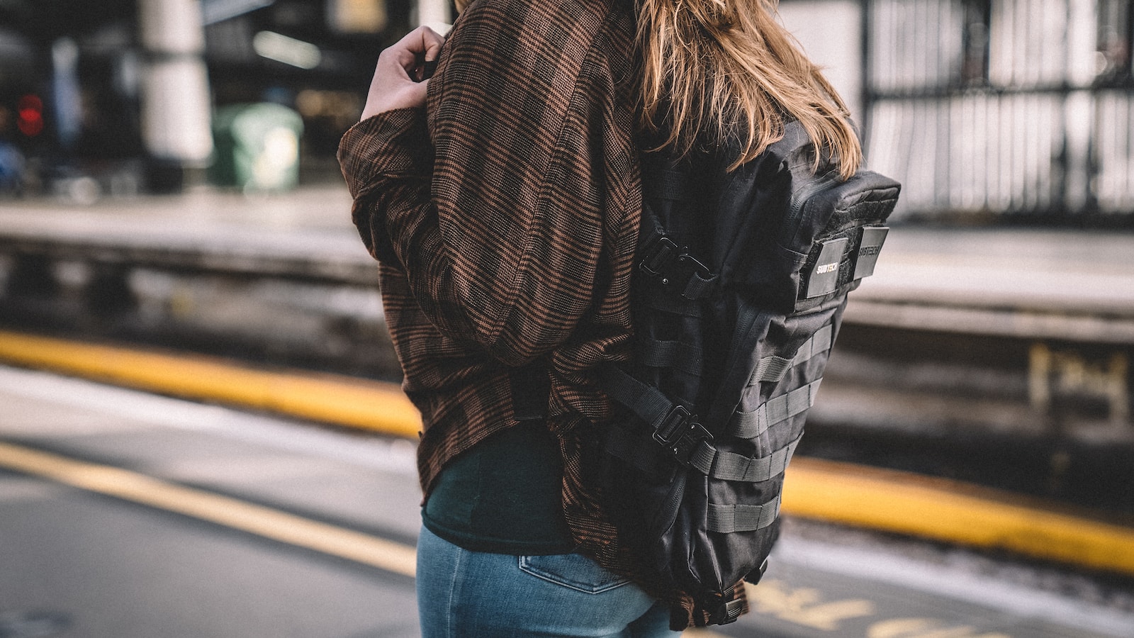 SUBTECH DRYPACK 38L Tactical Backpack retracts from 38 liters to 8 liters in seconds | Key ...