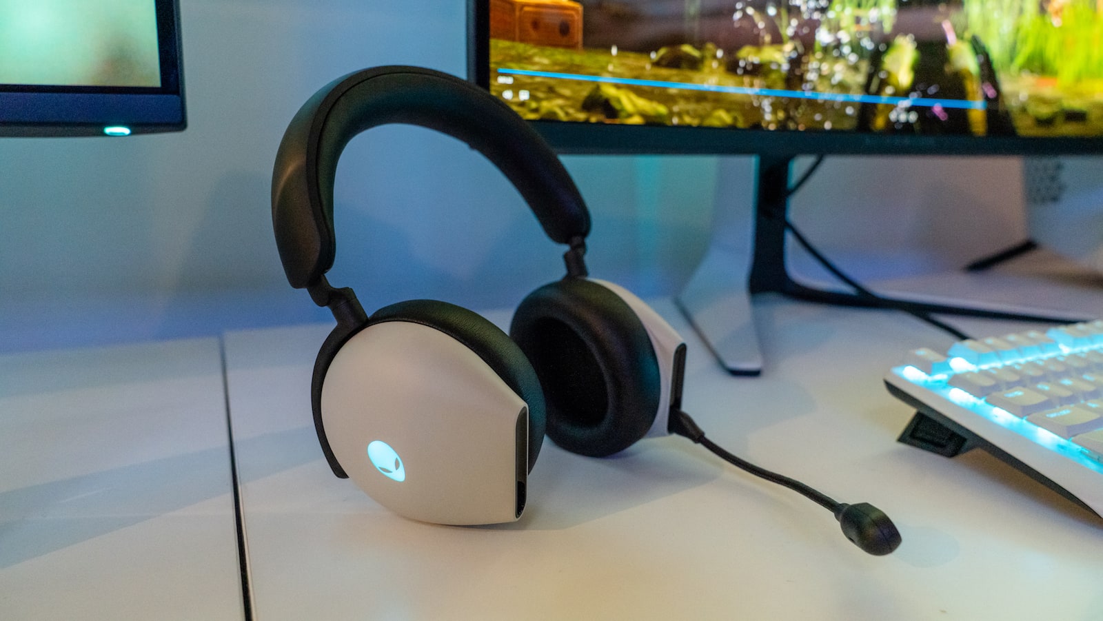 Dell Alienware Tri-Mode Wireless Gaming Headset (AW920H) features a ...