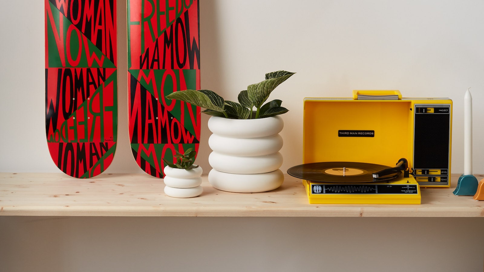 Third Man Records Spinnerette Turntable has a retro vibe and a carry ...