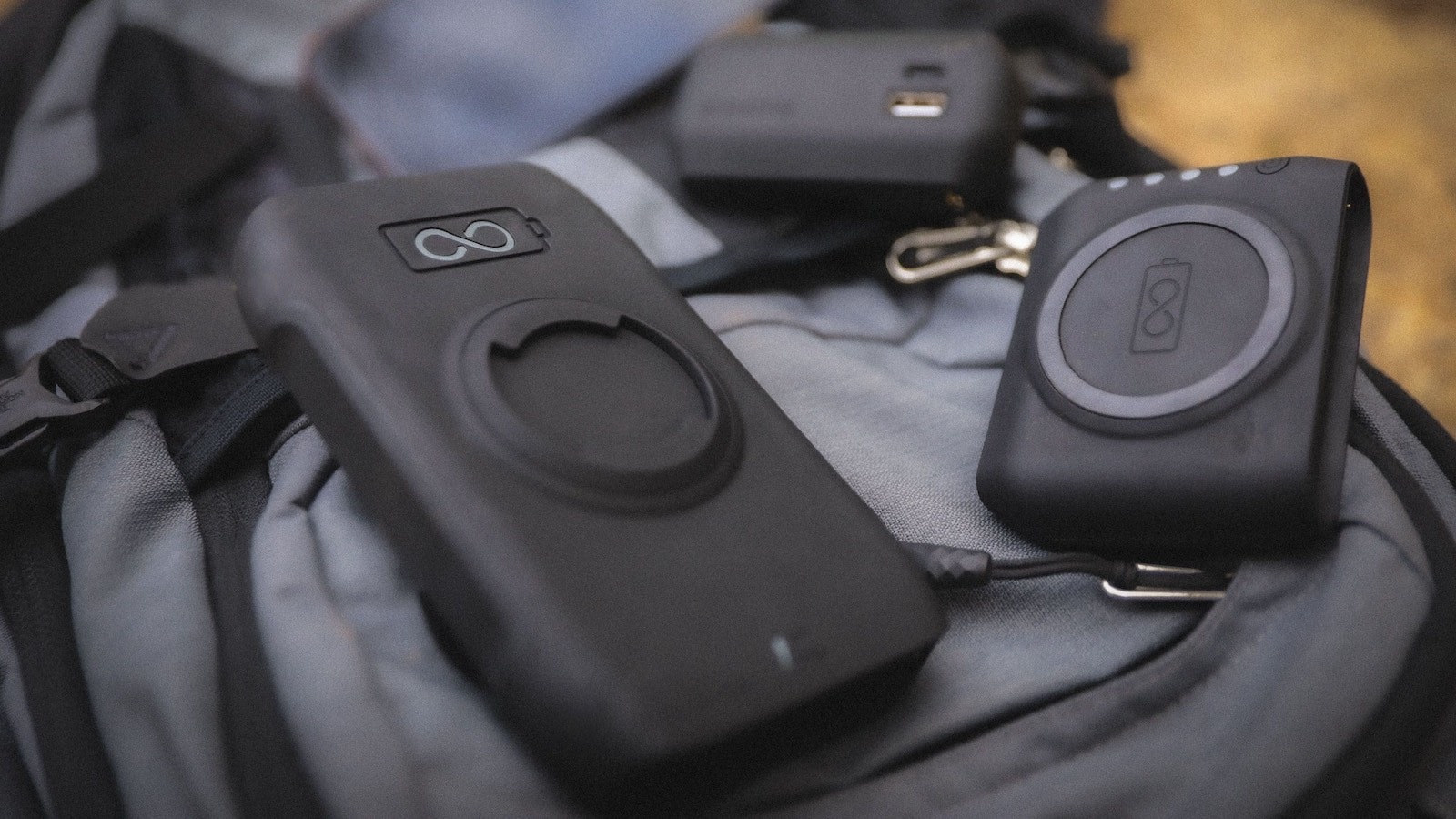 P4 wireless power bank charges 30% faster than power delivery (PD) with ...