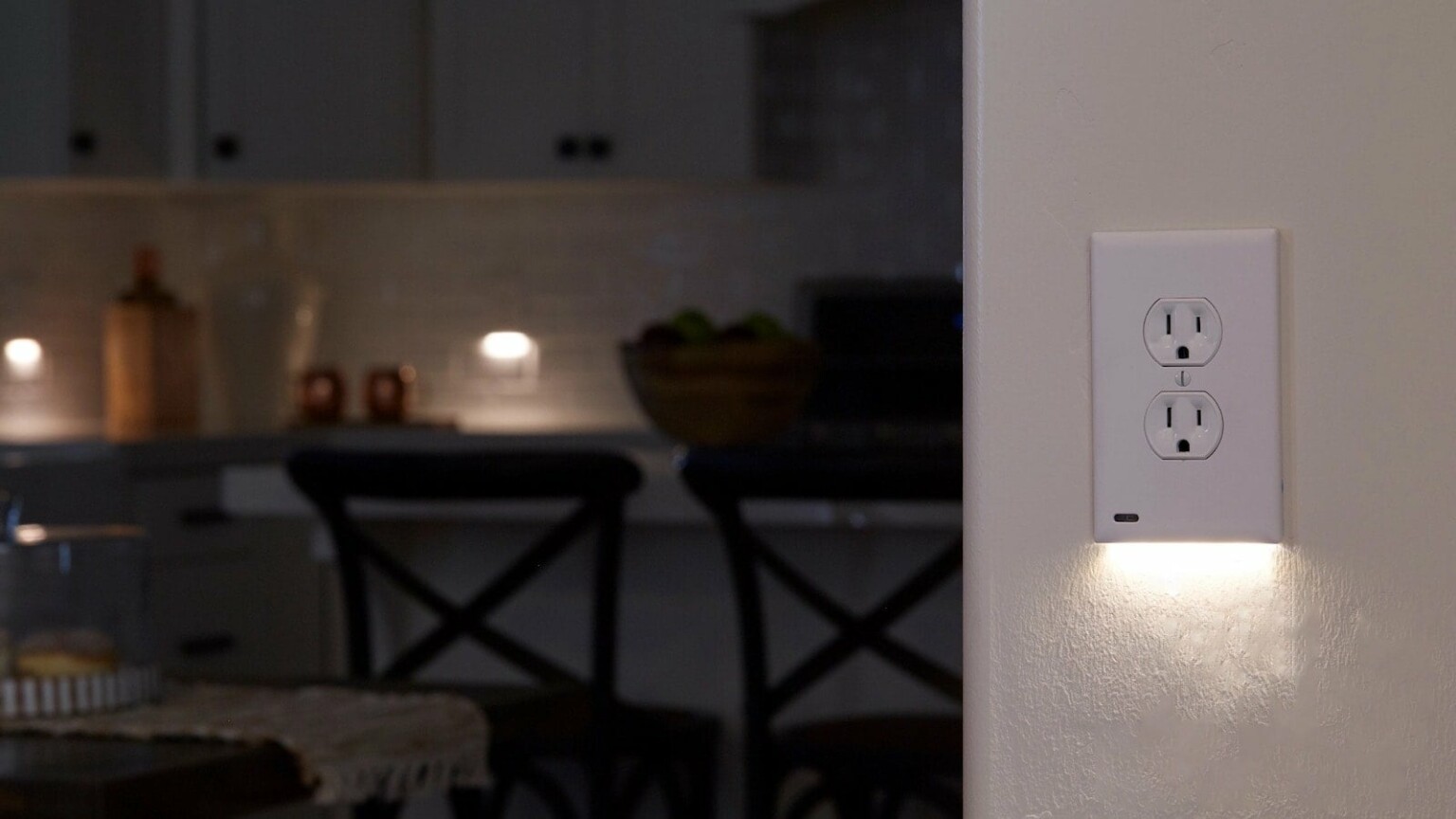 Review: SnapPower GuideLight 2 PLUS wall outlet night-light saves space