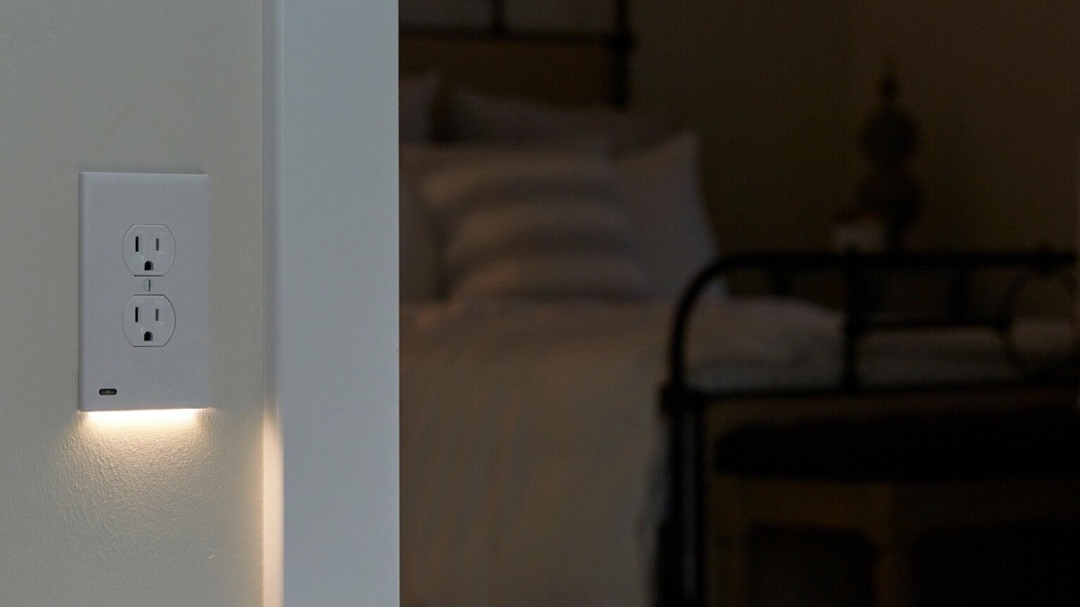 Review: SnapPower GuideLight 2 PLUS wall outlet night-light saves space