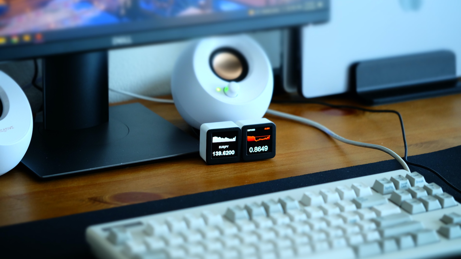Kublet mini desk monitor has a tiny display to showcase many data types