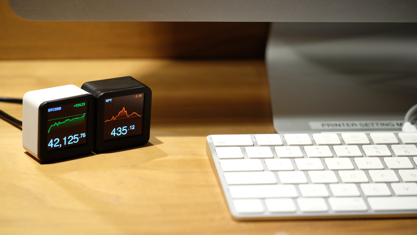 Kublet mini desk monitor has a tiny display to showcase many data types