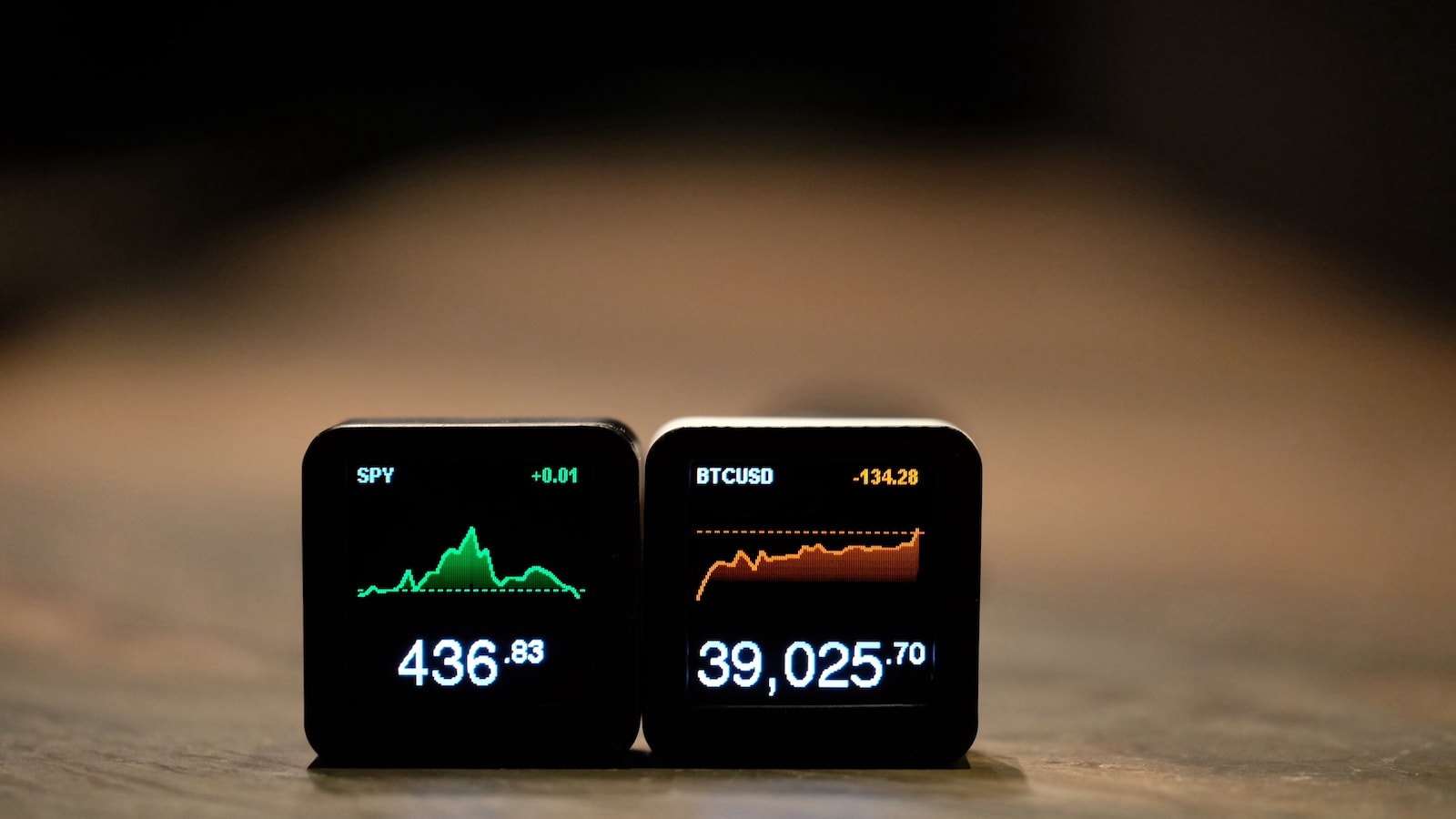 Kublet mini desk monitor has a tiny display to showcase many data types