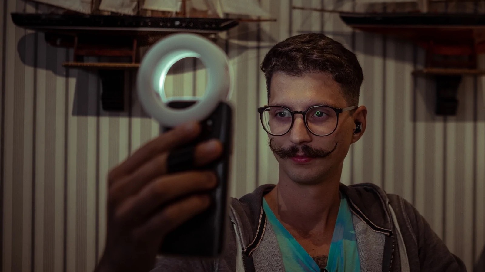 Oluminate OlumiRing LED smartphone light clips to a phone, desktop ...