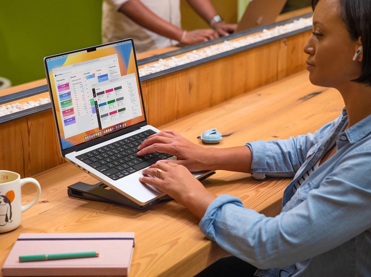 Twelve South Curve Flex MacBook stand folds completely flat yet flexes ...