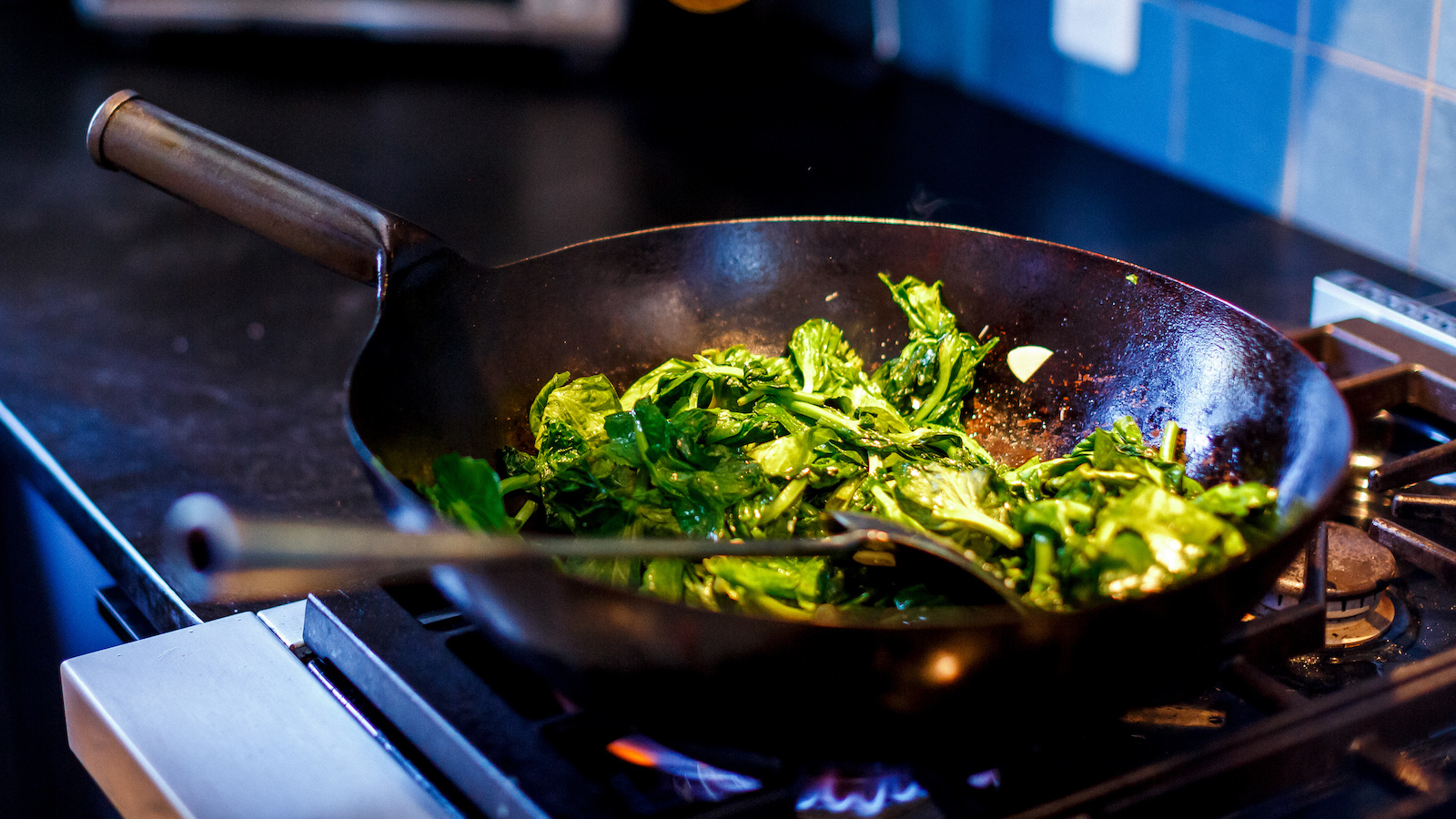 HaoTable hand-hammered wok is elegant, functional & made from 1 piece ...