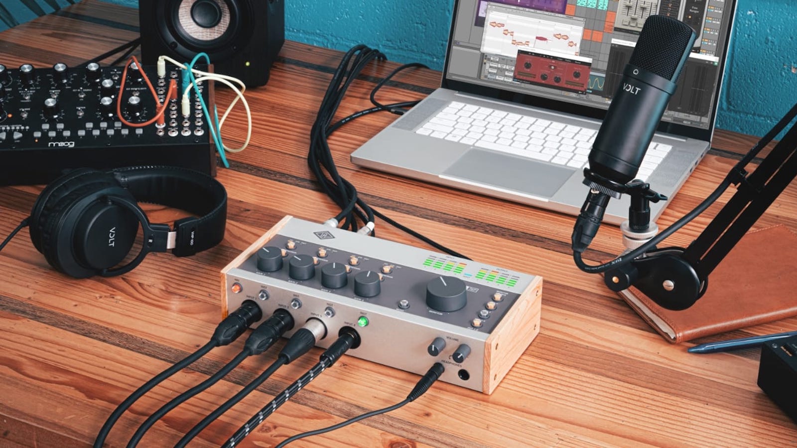 Universal Audio Volt 476P USB Audio Interface records audio projects ...