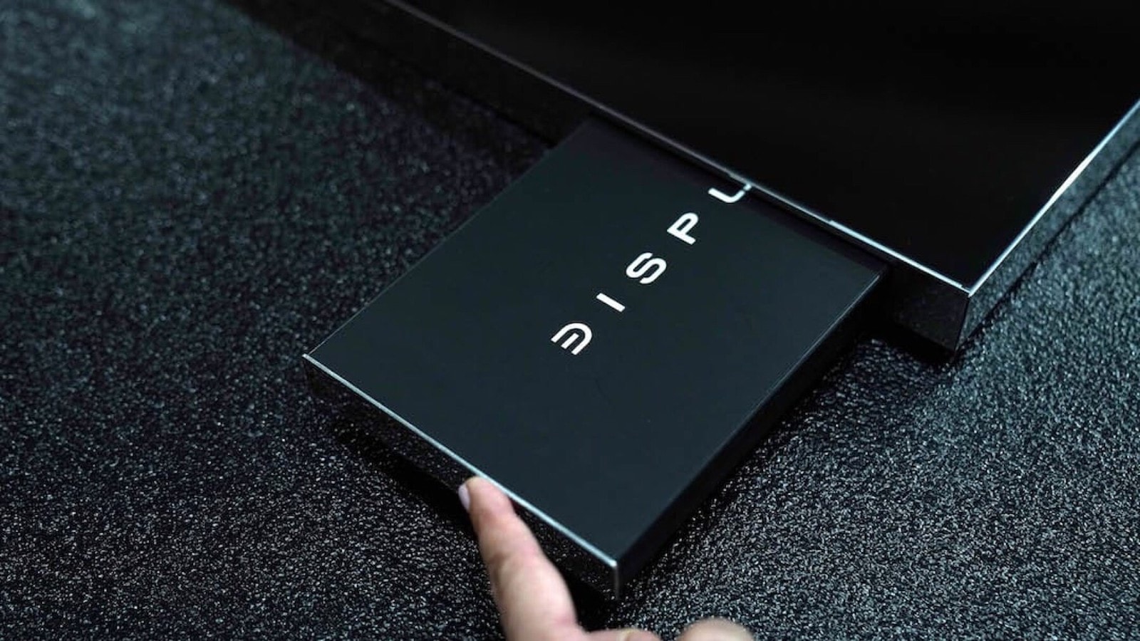 DisplaceTV wireless television operates with hot-swappable batteries ...