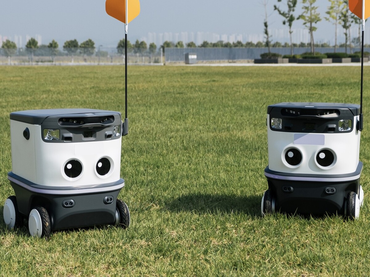 Neubie autonomous delivery robot by NEUBILITY can pass through the ...