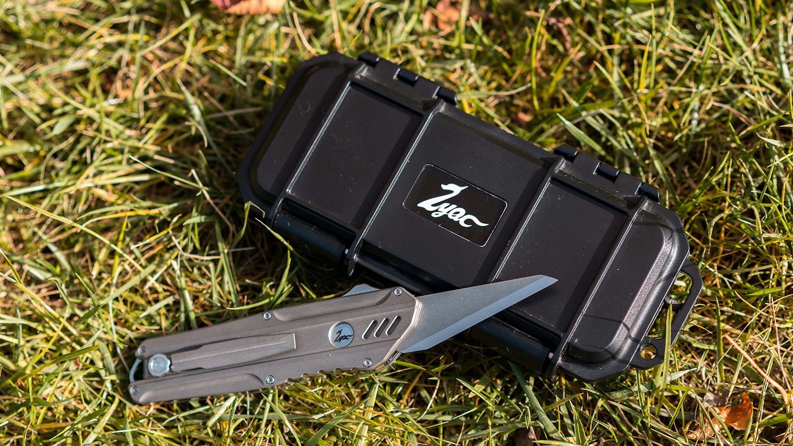 Titanium Dual-Action Automatic Utility Knife & Comb has a replaceable ...