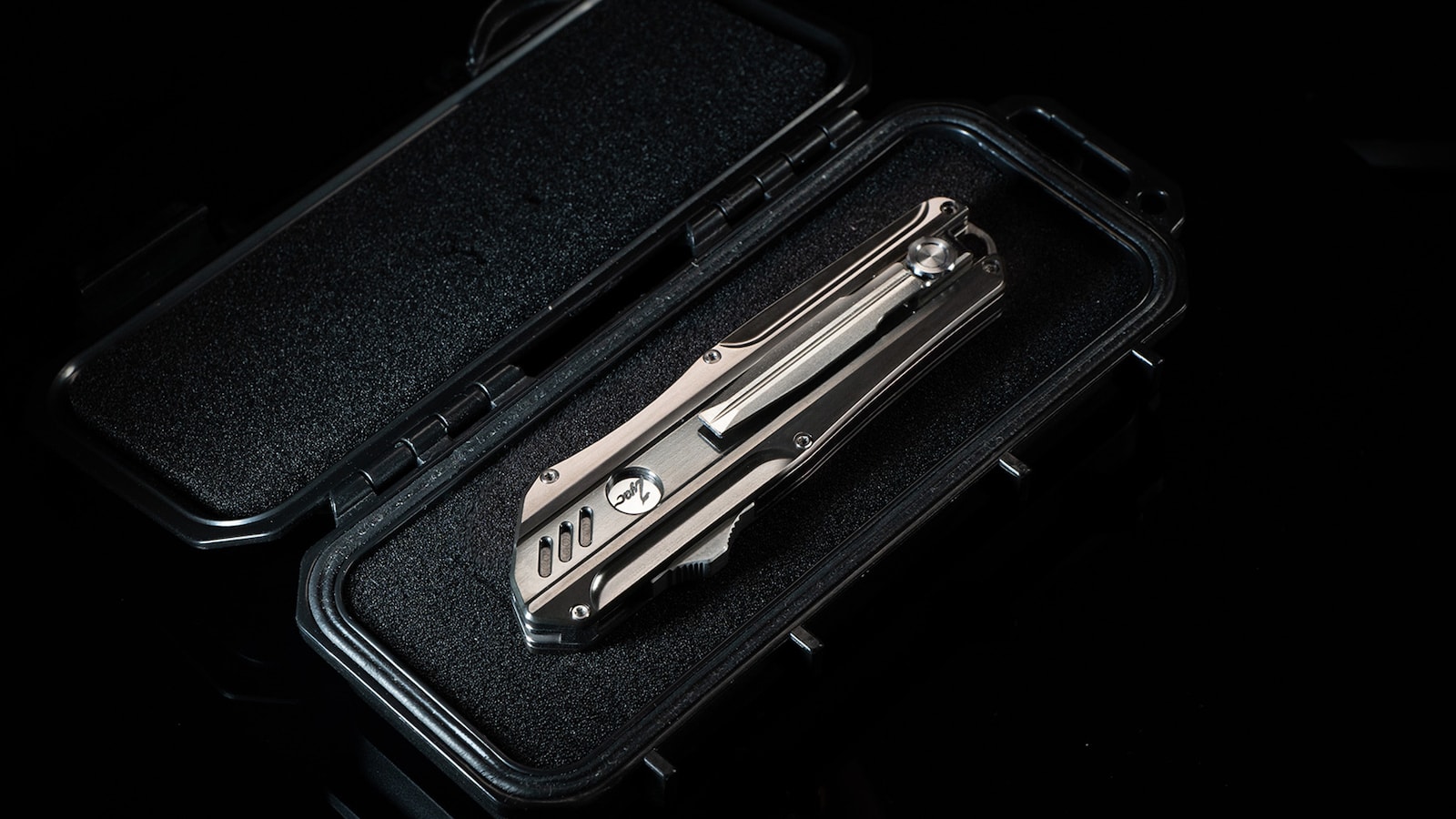 Titanium Dual-Action Automatic Utility Knife & Comb has a replaceable ...