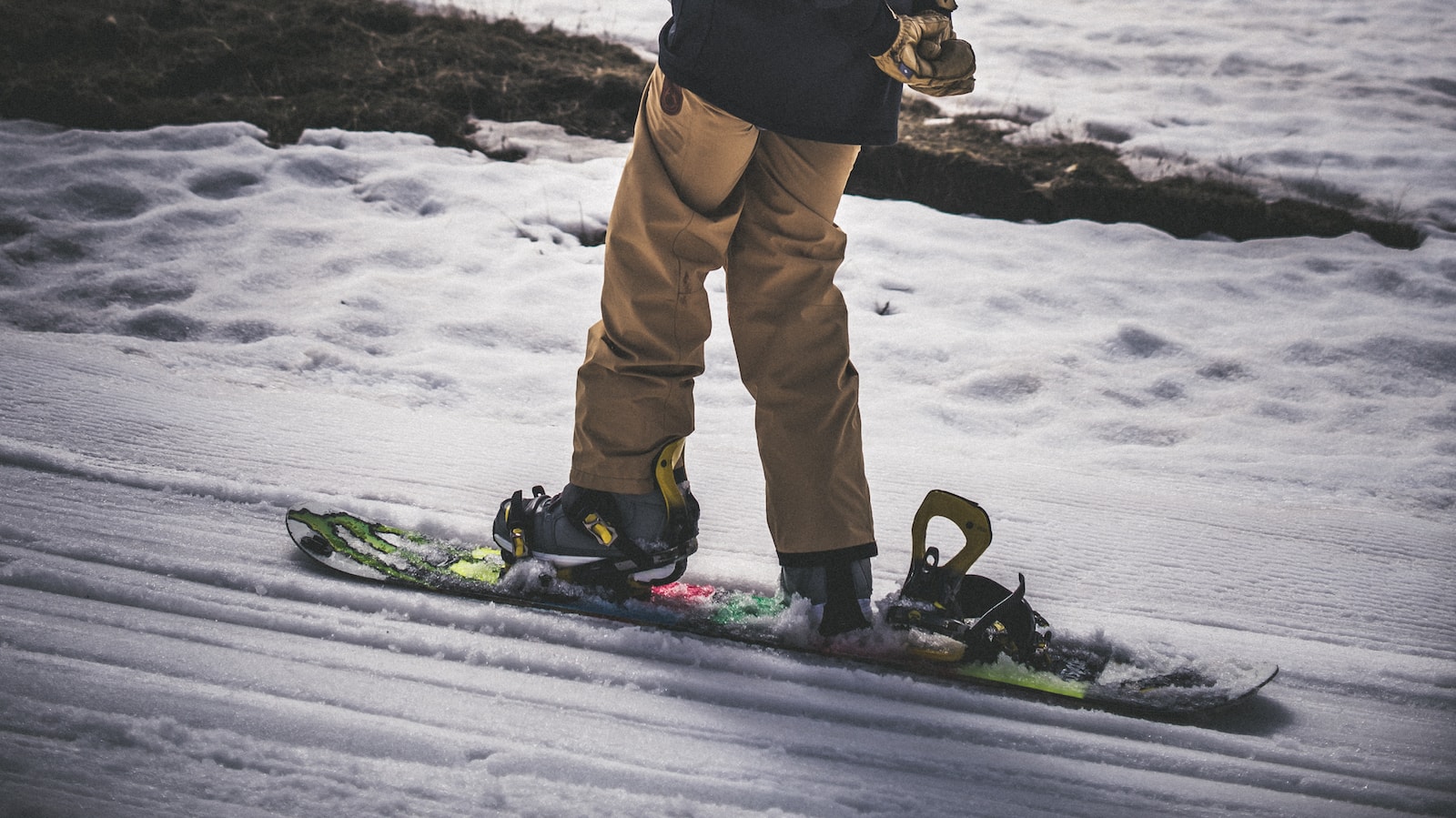 This rotating disc for snowboard binding protects your knees