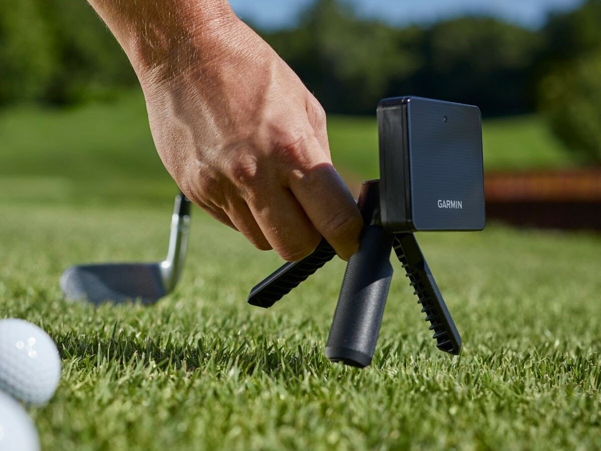 Garmin Approach R10 portable golf launch monitor lets you play 42,000 ...