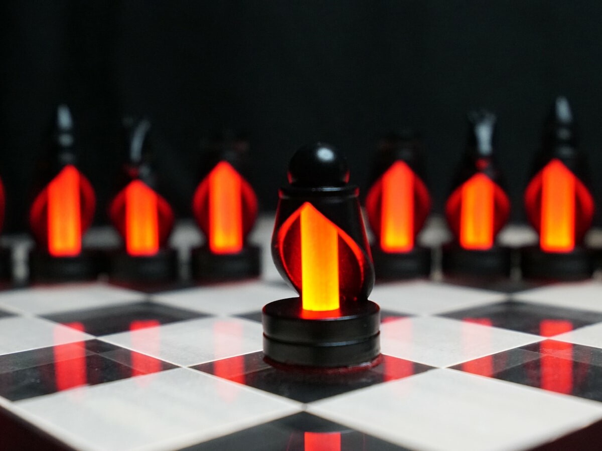 Masteek Light-Up Chess wireless LED chess set uses electromagnetic ...