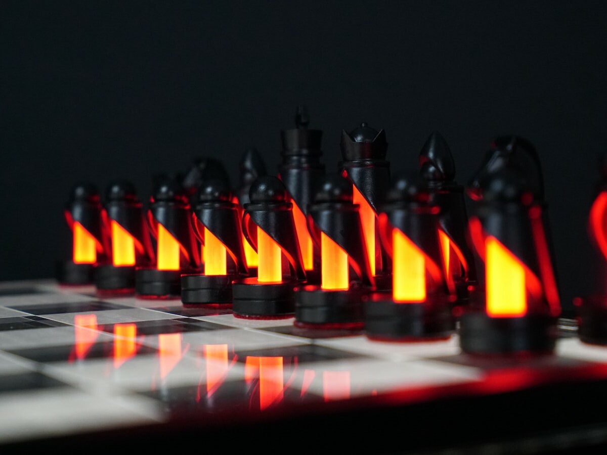 Masteek Light-Up Chess wireless LED chess set uses electromagnetic ...