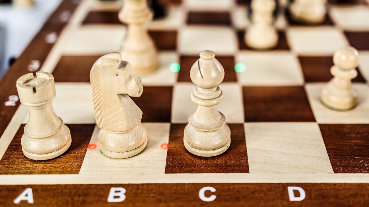 Review: iChessOne foldable electronic chessboard lets you play online