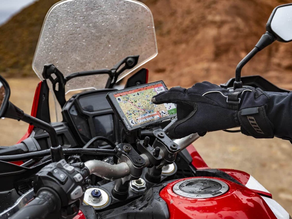 Garmin zūmo XT2 motorcycle navigator has a bright, 6" display