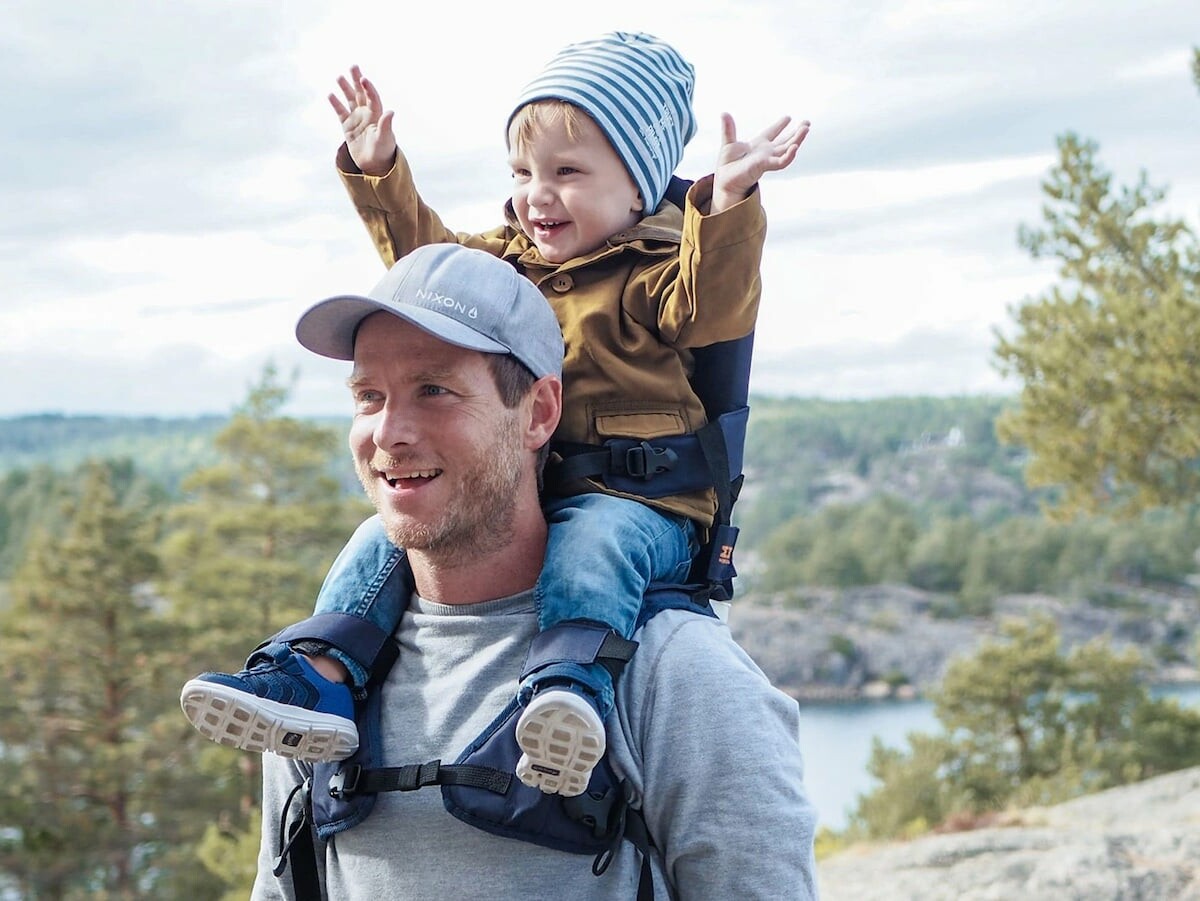 This shoulder carrier keeps you and your child comfortable during walks